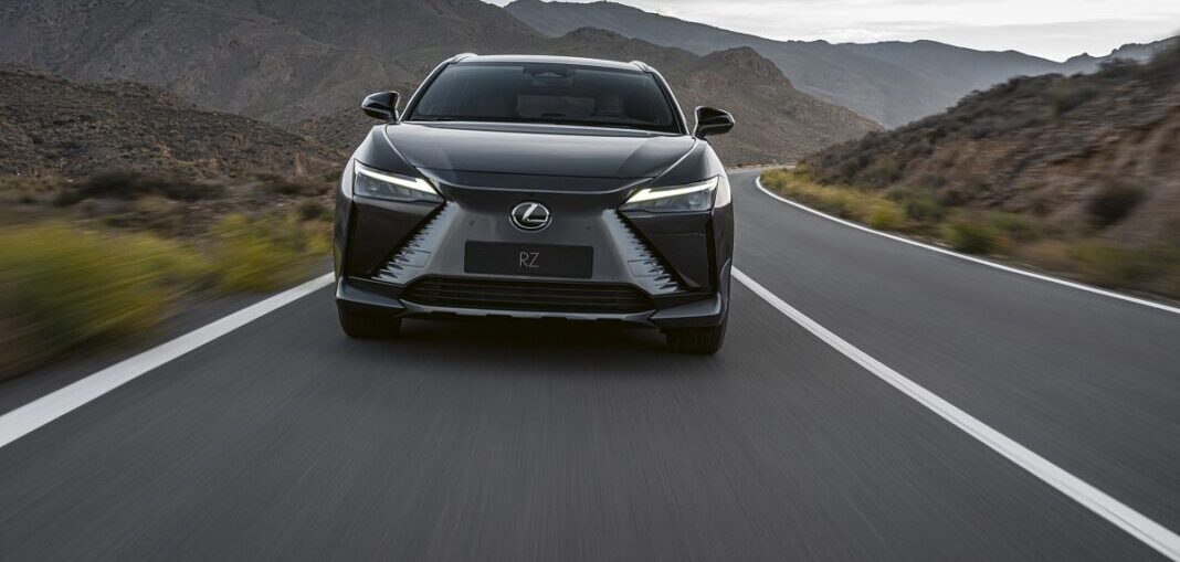 Lexus mostró el nuevo RZ 450e, el primer vehículo de la marca ...