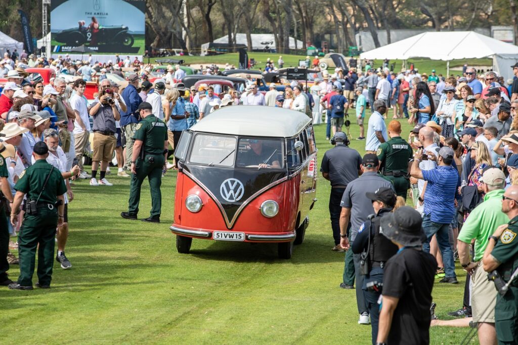 Un Volkswagen Deluxe 15-Window del 1951 se alza con el máximo honor ...